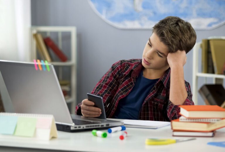 Signs Your Child Struggles with Distance Learning
